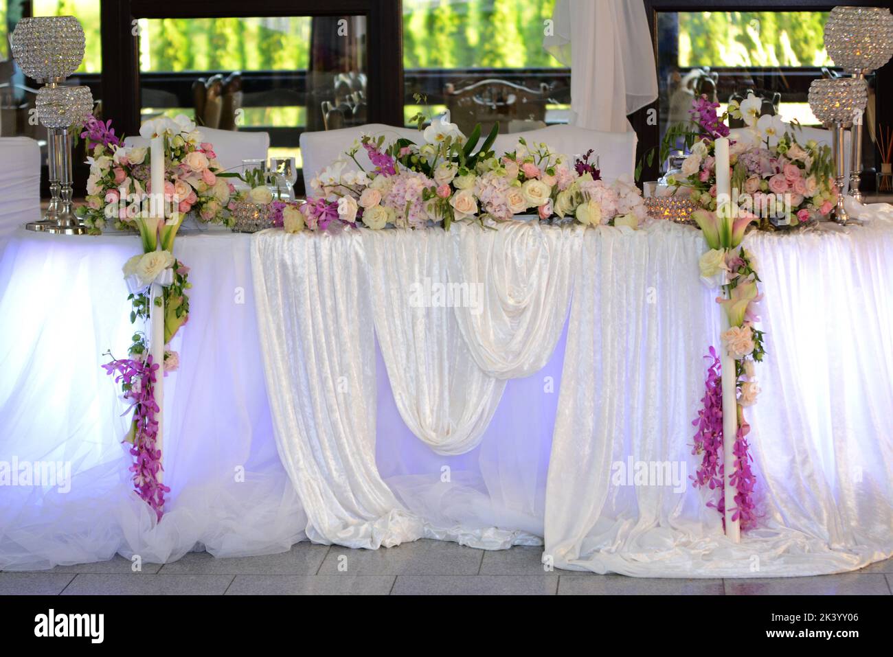 Wedding ceremony table with flowers and tablecloth Stock Photo - Alamy
