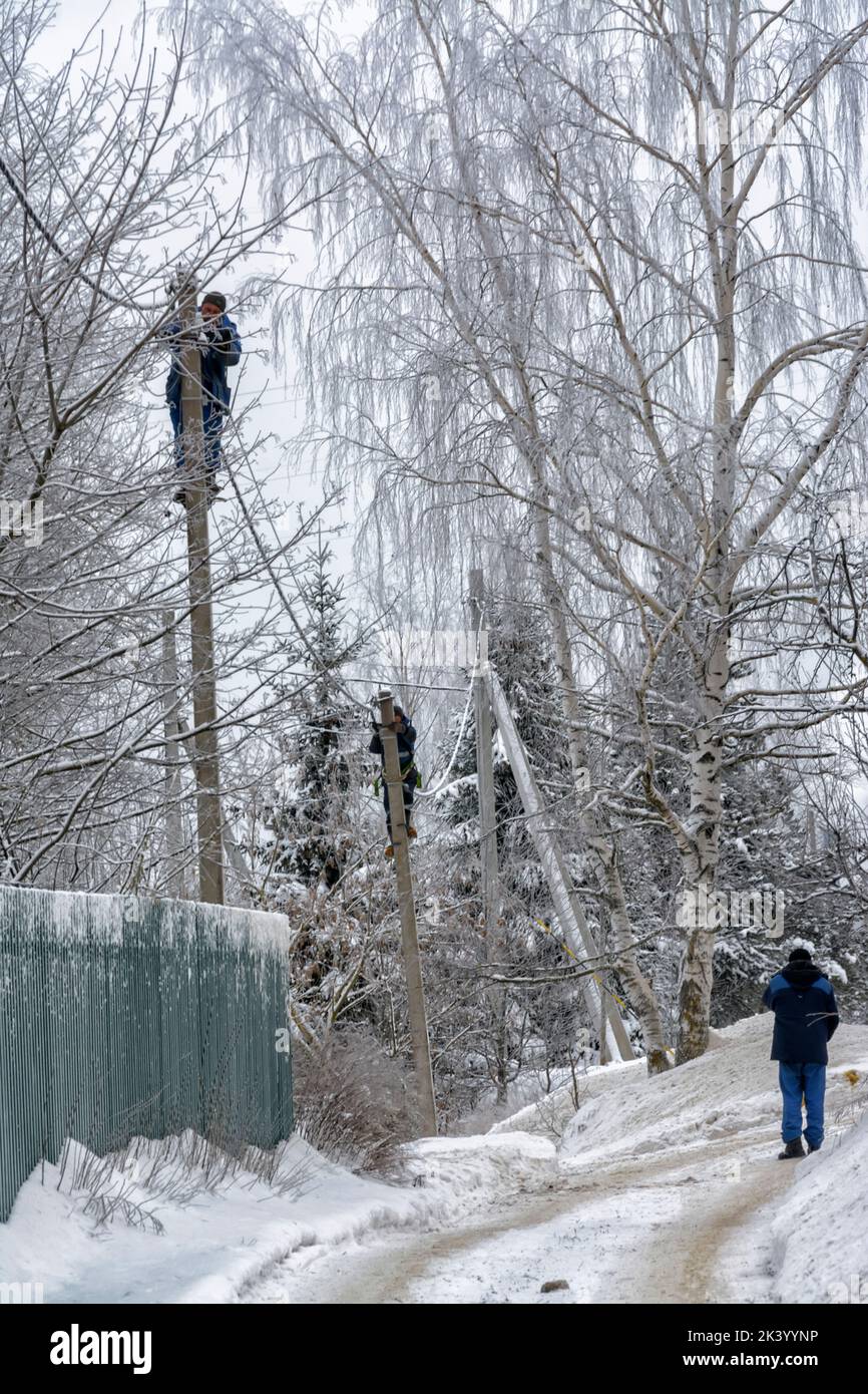 Repair of a power line in winter in the countryside Stock Photo - Alamy