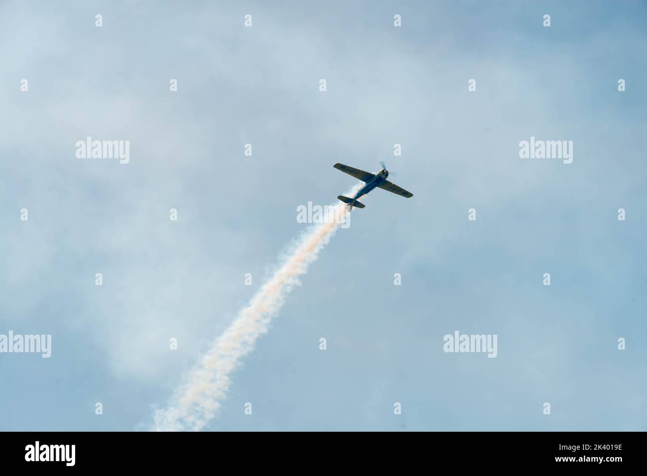Airplane performing stunts airshow hi-res stock photography and images ...