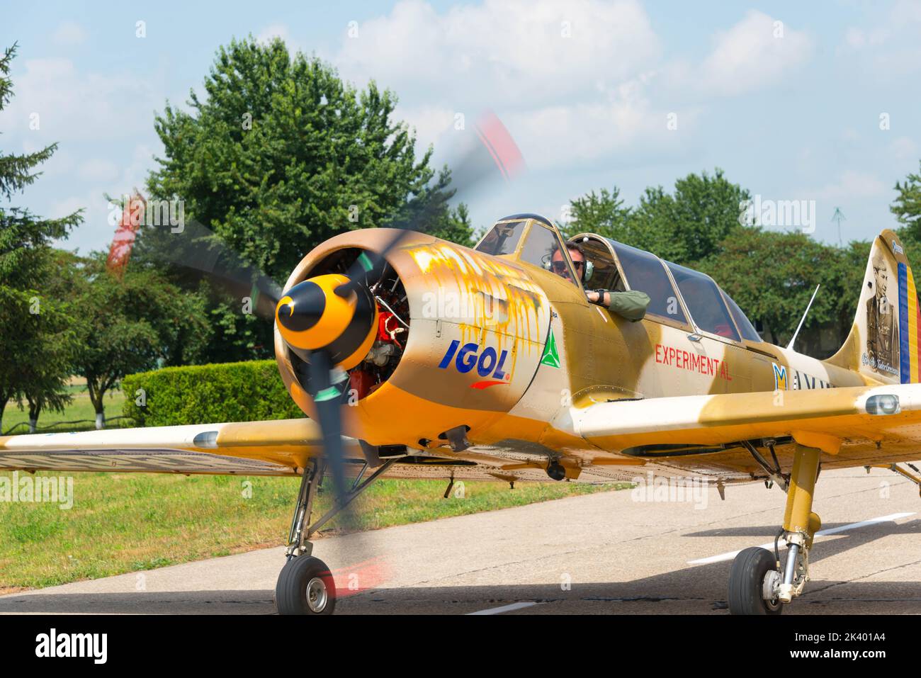Pilot ready to take off with propeller plane Stock Photo - Alamy