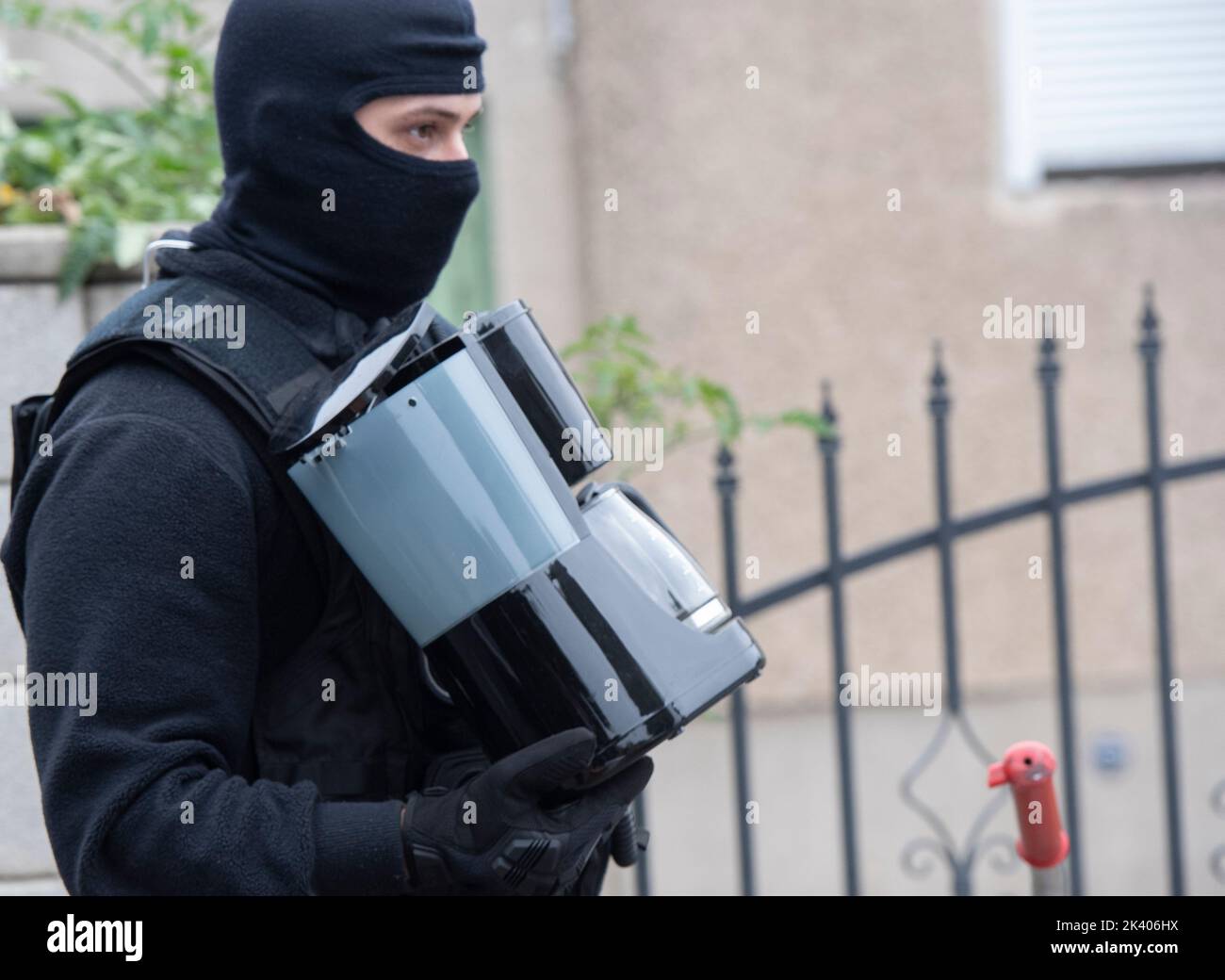 Berlin, Germany. 29th Sep, 2022. A police officer carries a seized ...