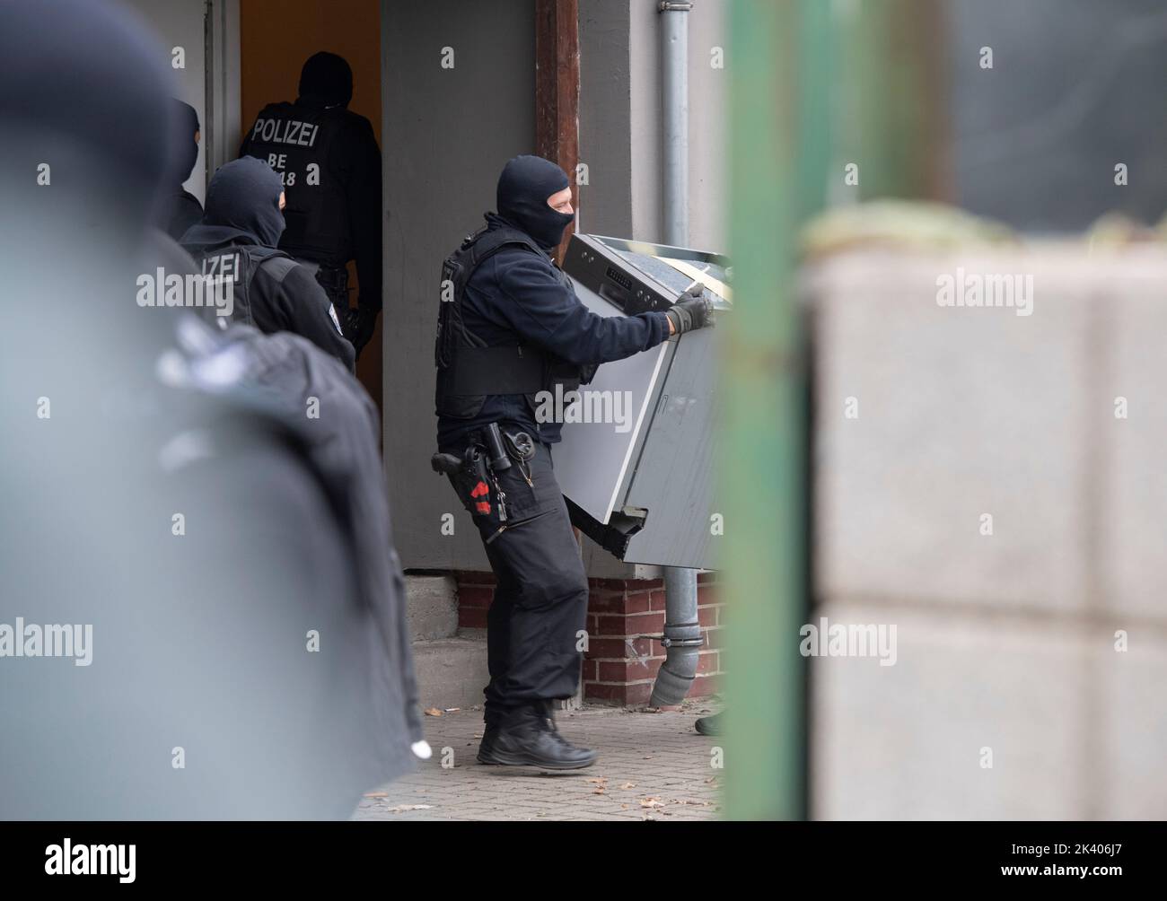 Berlin, Germany. 29th Sep, 2022. Police officers carry objects from the ...