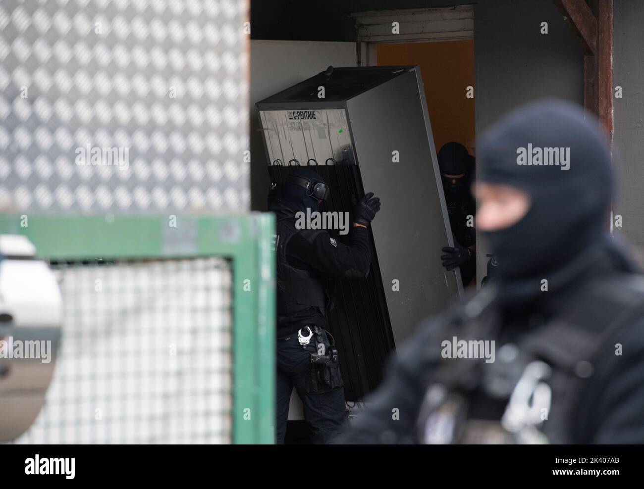 Berlin, Germany. 29th Sep, 2022. Police officers carry a seized ...