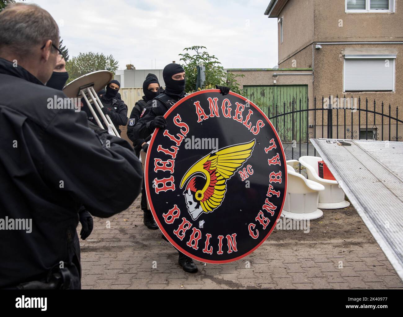 Berlin, Germany. 29th Sep, 2022. A police officer loads the group's ...