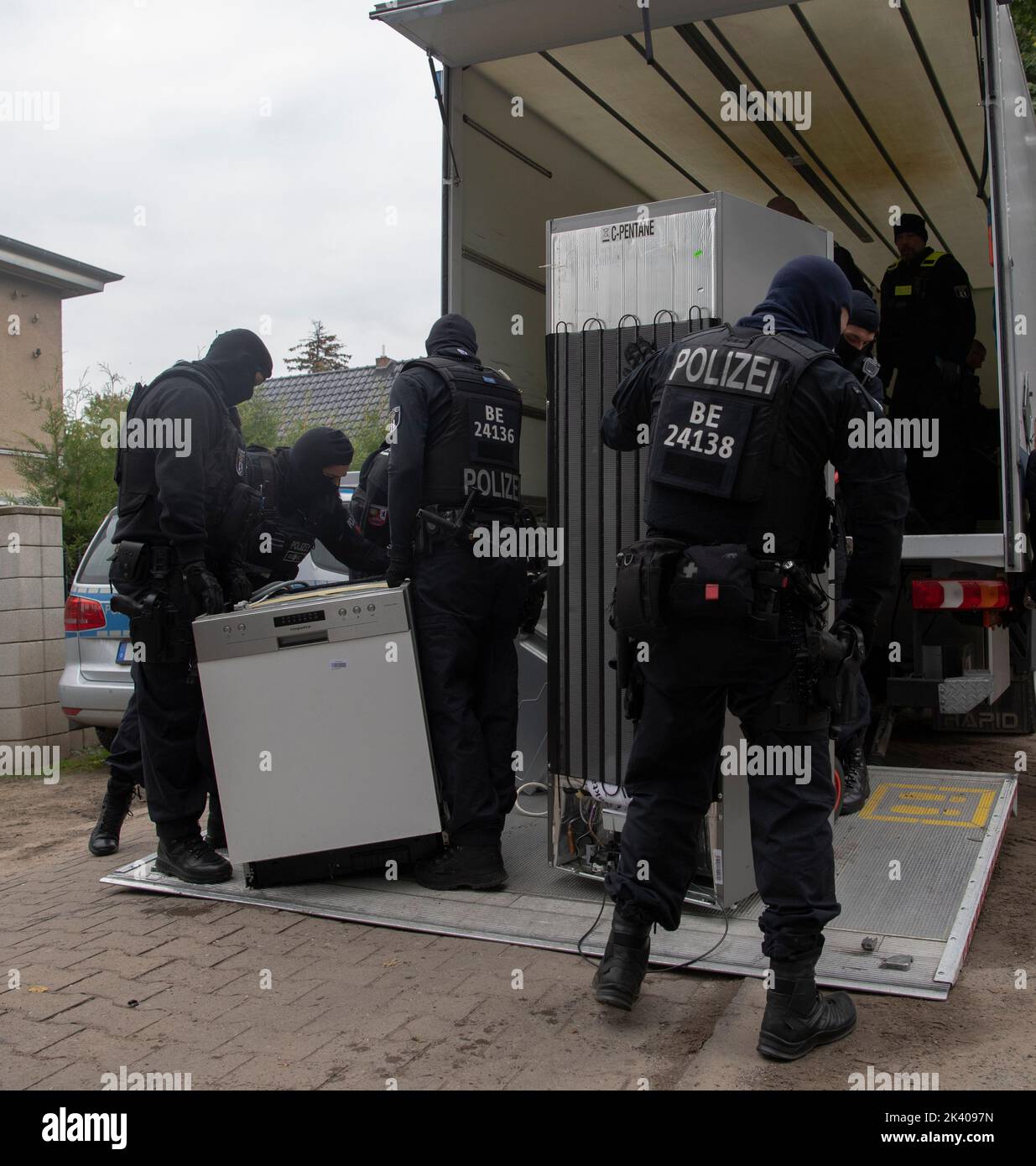 Berlin, Germany. 29th Sep, 2022. Police officers load seized electronic ...