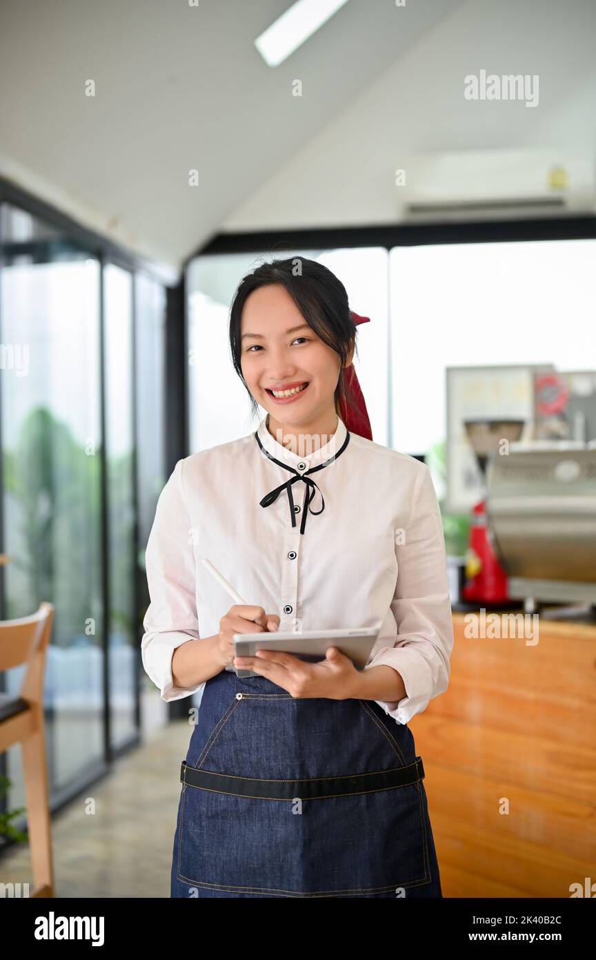 Cashier counter hi-res stock photography and images - Alamy