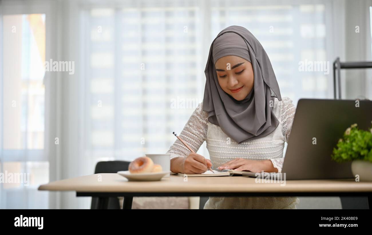 Attractive and professional millennial Asian Muslim businesswoman ...