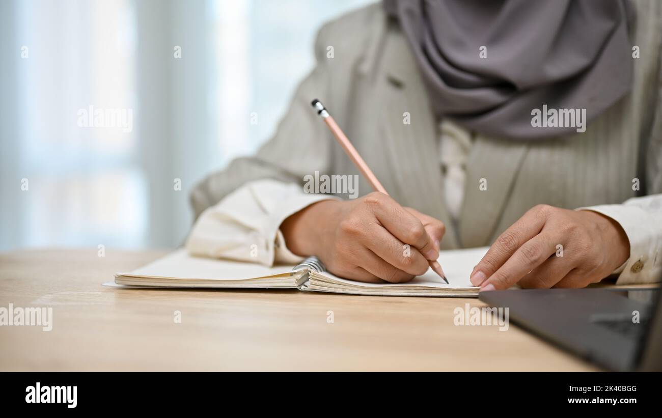 Arabic girl writing hi-res stock photography and images - Alamy