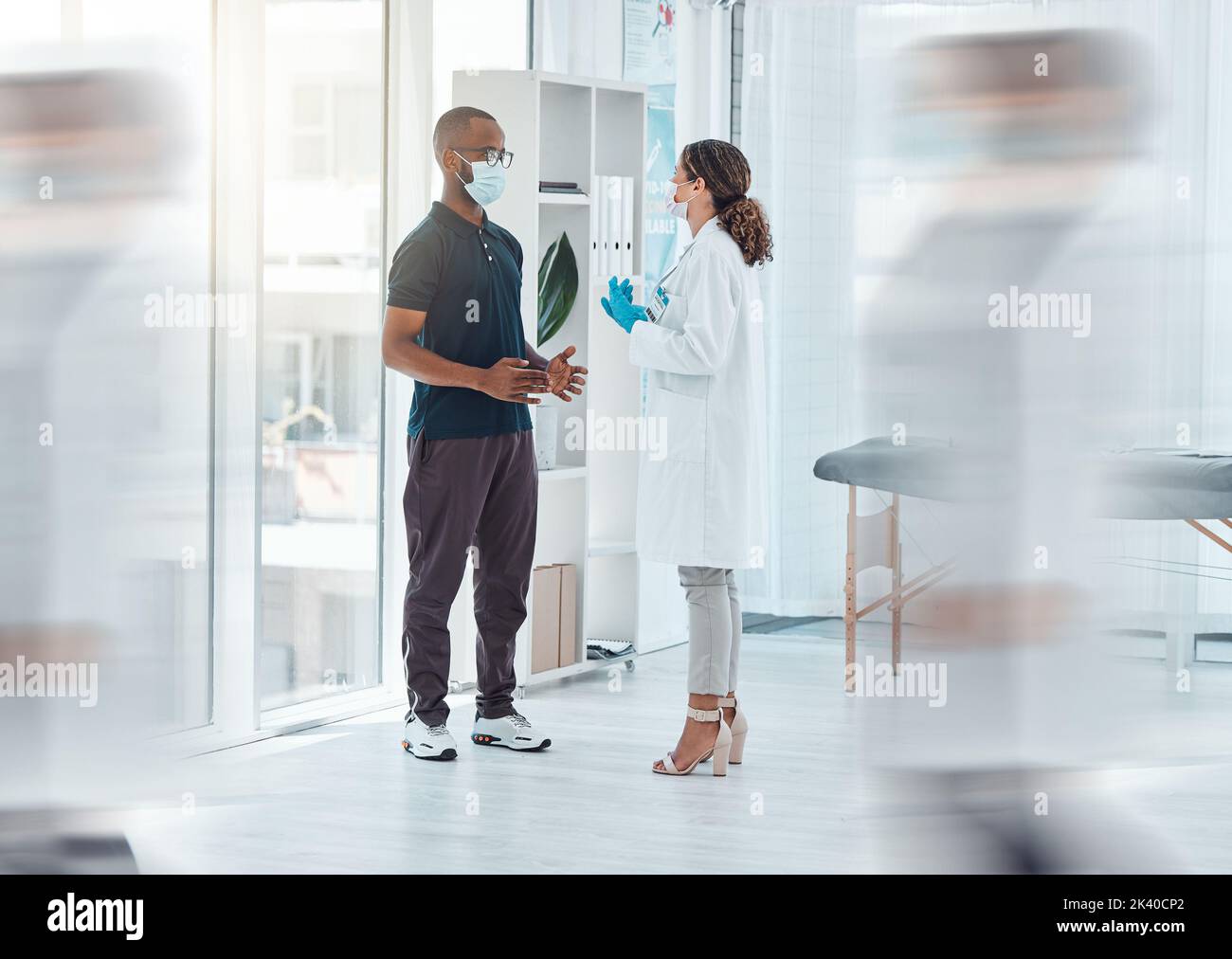 Patient doctor talking motion hi-res stock photography and images - Alamy