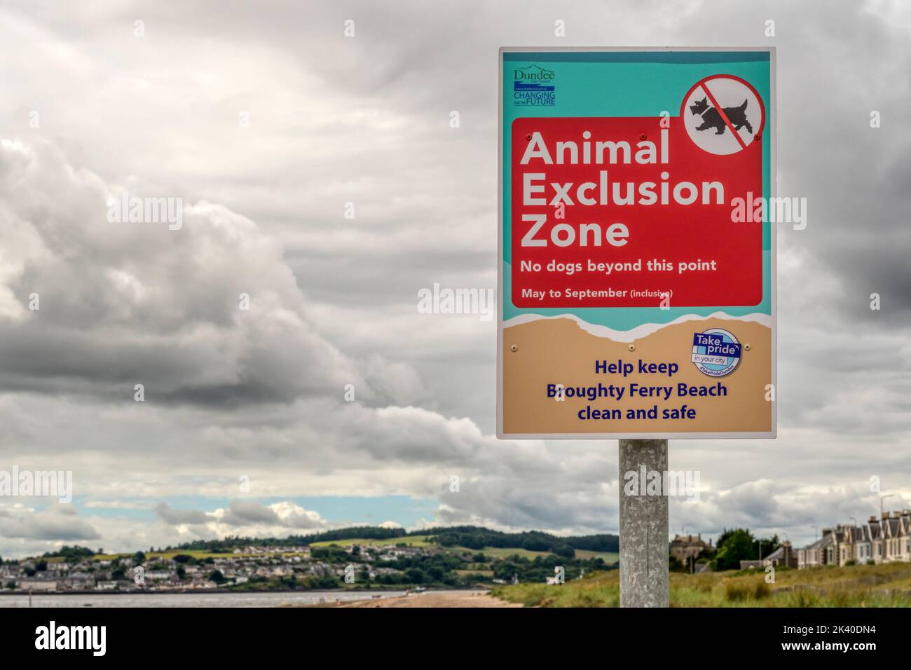 Animal Exclusion Zone sign at Broughty Ferry beach Stock Photo - Alamy