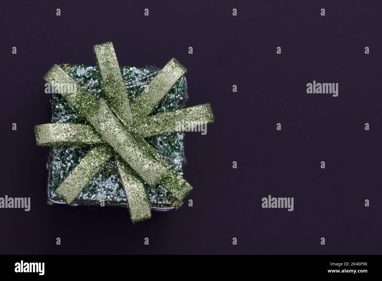 Top view of christmas gift box Stock Photo - Alamy