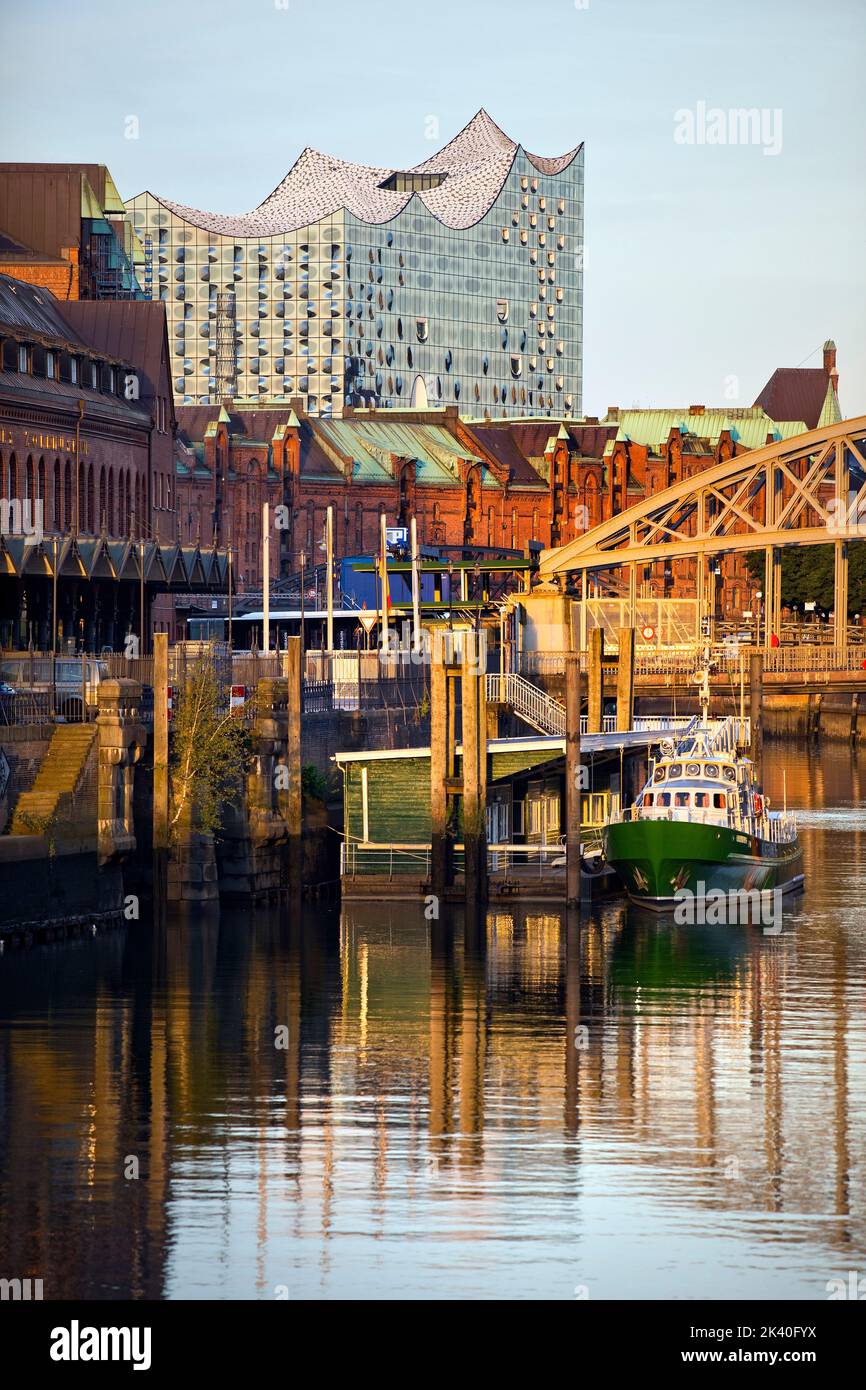customs canal with the ship of the Customs Museum on the granary bridge ...
