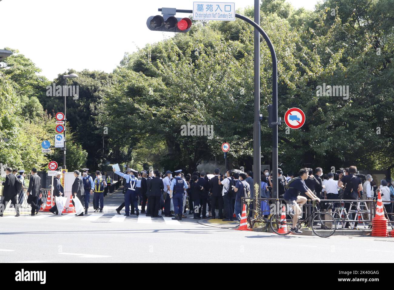Former japanese prime minister abe hi-res stock photography and images ...
