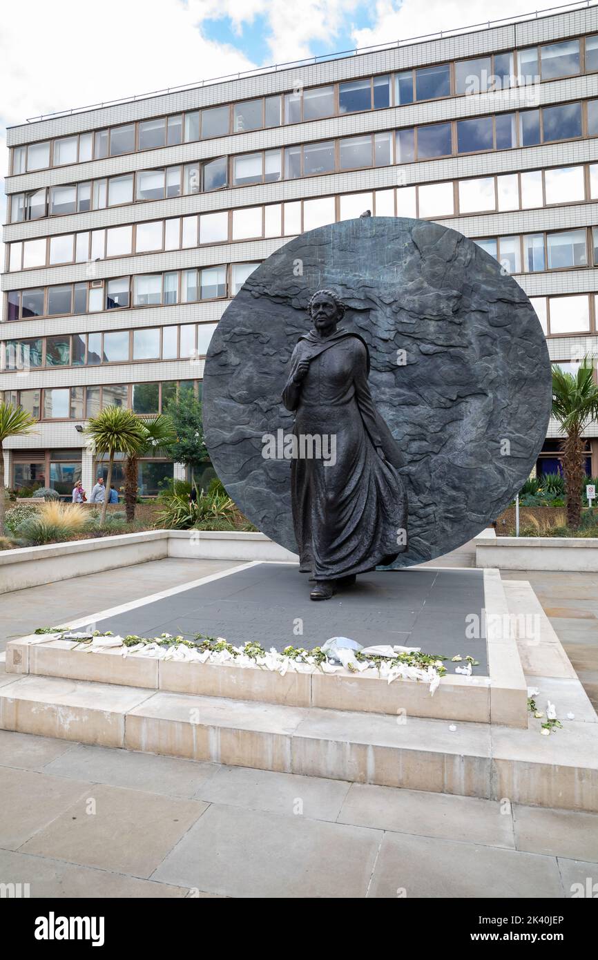 Statue outside St Thoma's Hospital in London, UK Stock Photo - Alamy