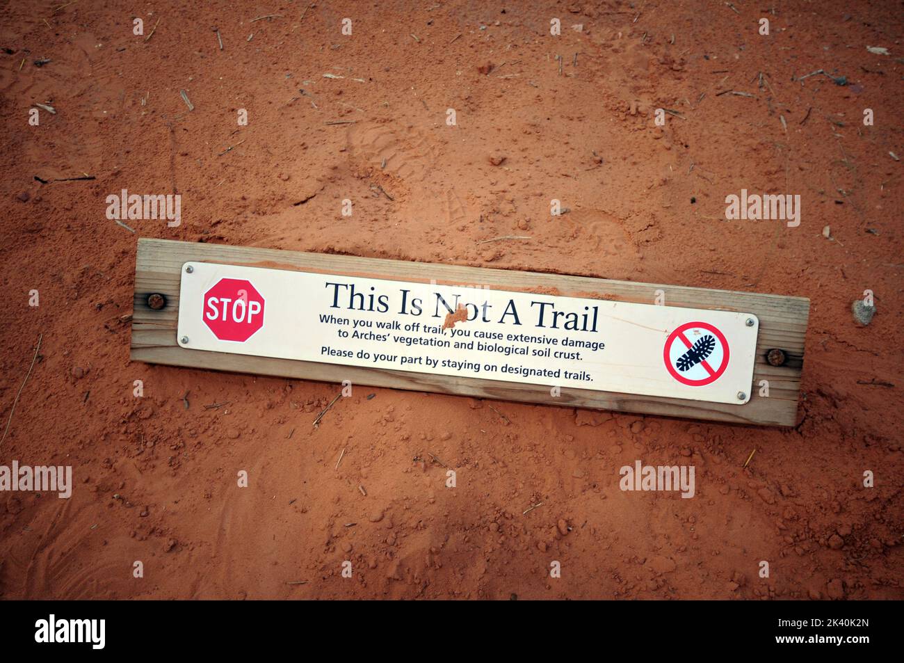 Trail closed sign hi-res stock photography and images - Alamy