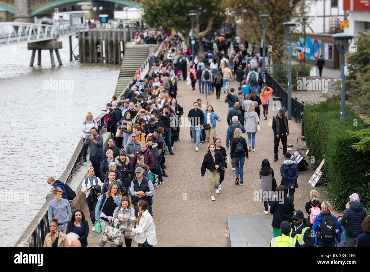 The famous queue for Queen Elizabeth's lying in state Stock Photo - Alamy