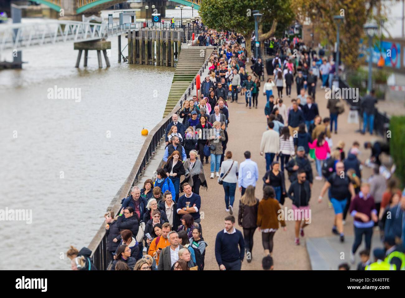 The famous queue for Queen Elizabeth's lying in state Stock Photo - Alamy