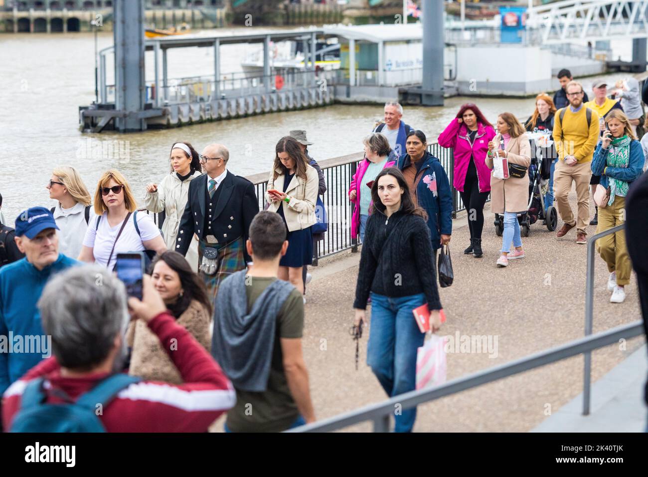 The famous queue for Queen Elizabeth's lying in state Stock Photo - Alamy