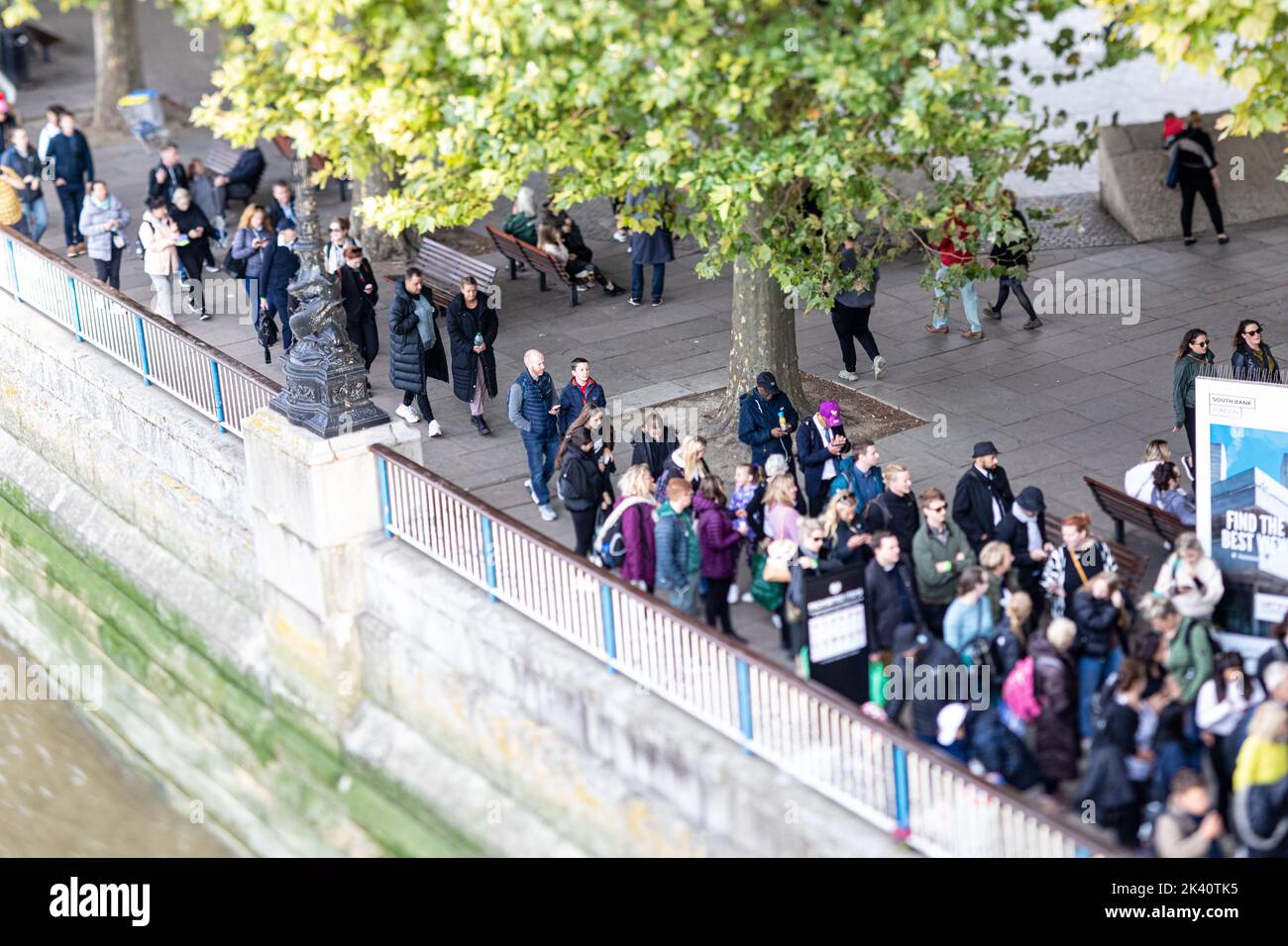 The famous queue for Queen Elizabeth's lying in state Stock Photo - Alamy The famous queue for Queen Elizabeth's lying in state Stock Photo - Alamy