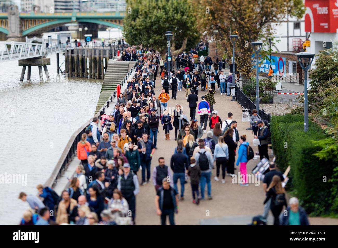 The famous queue for Queen Elizabeth's lying in state Stock Photo - Alamy The famous queue for Queen Elizabeth's lying in state Stock Photo - Alamy