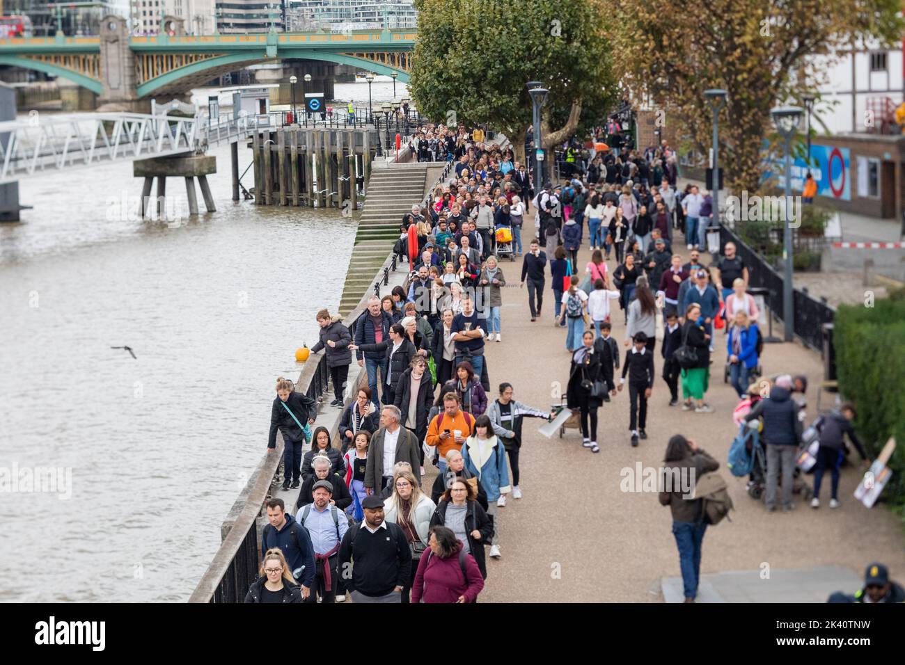 The famous queue for Queen Elizabeth's lying in state Stock Photo - Alamy The famous queue for Queen Elizabeth's lying in state Stock Photo - Alamy