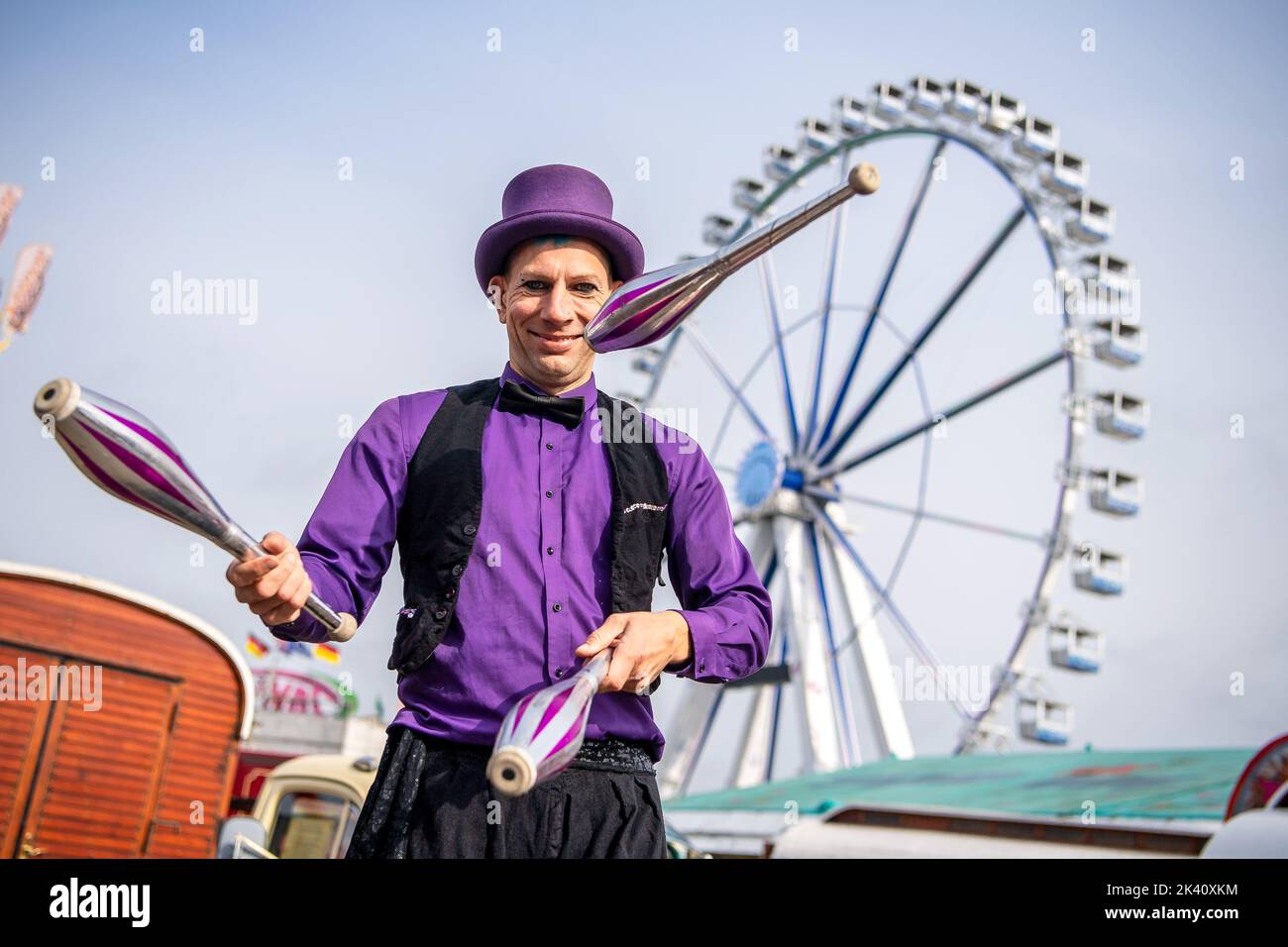 Oldenburg, Germany. 29th Sep, 2022. A juggler stands at the 415th ...