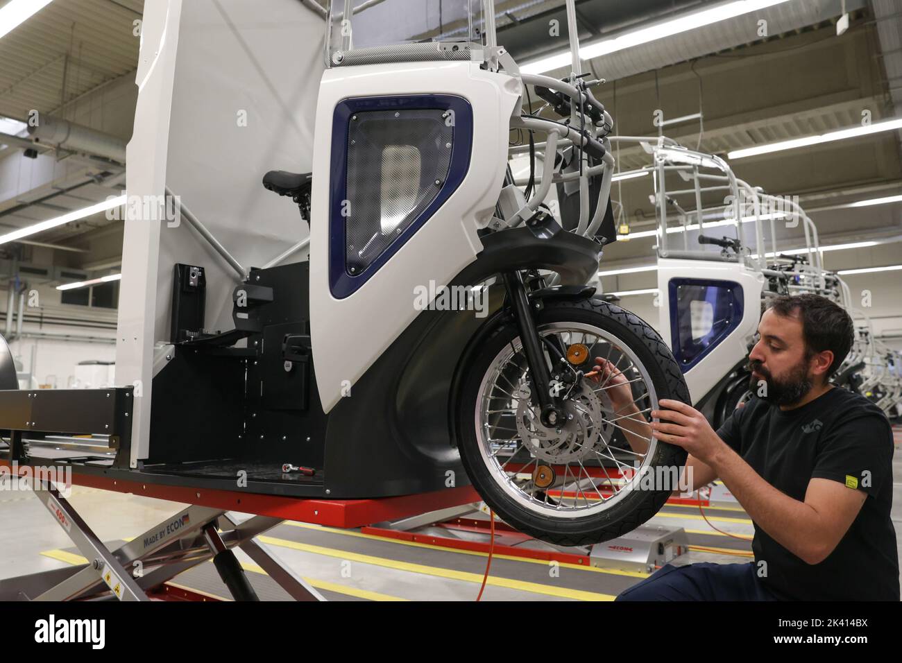 29 September 2022, Berlin: View of production at the opening of ...