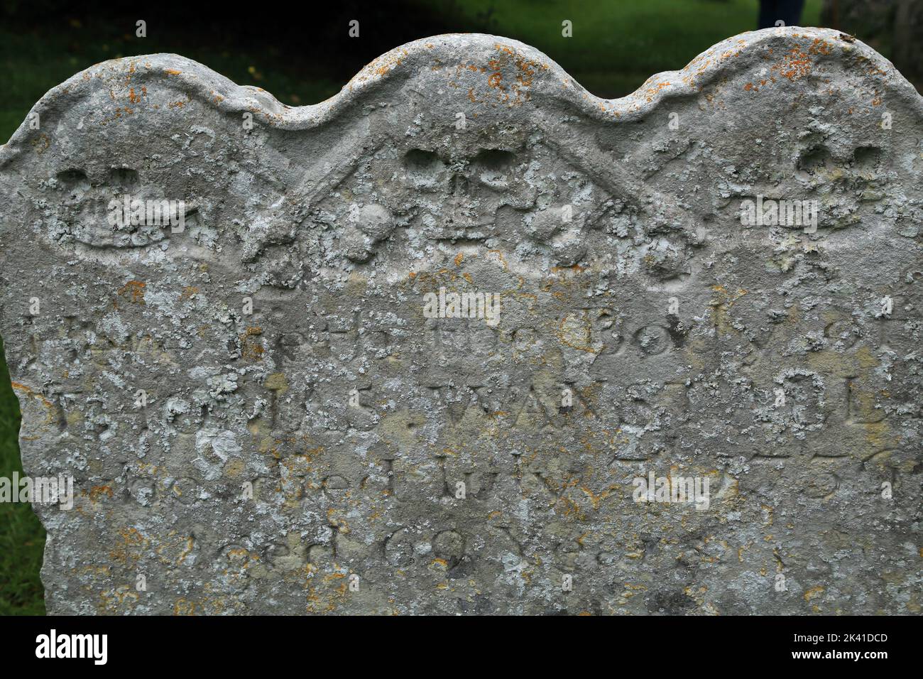 Gravestone with skull and cross bones design in the churchyard of St ...