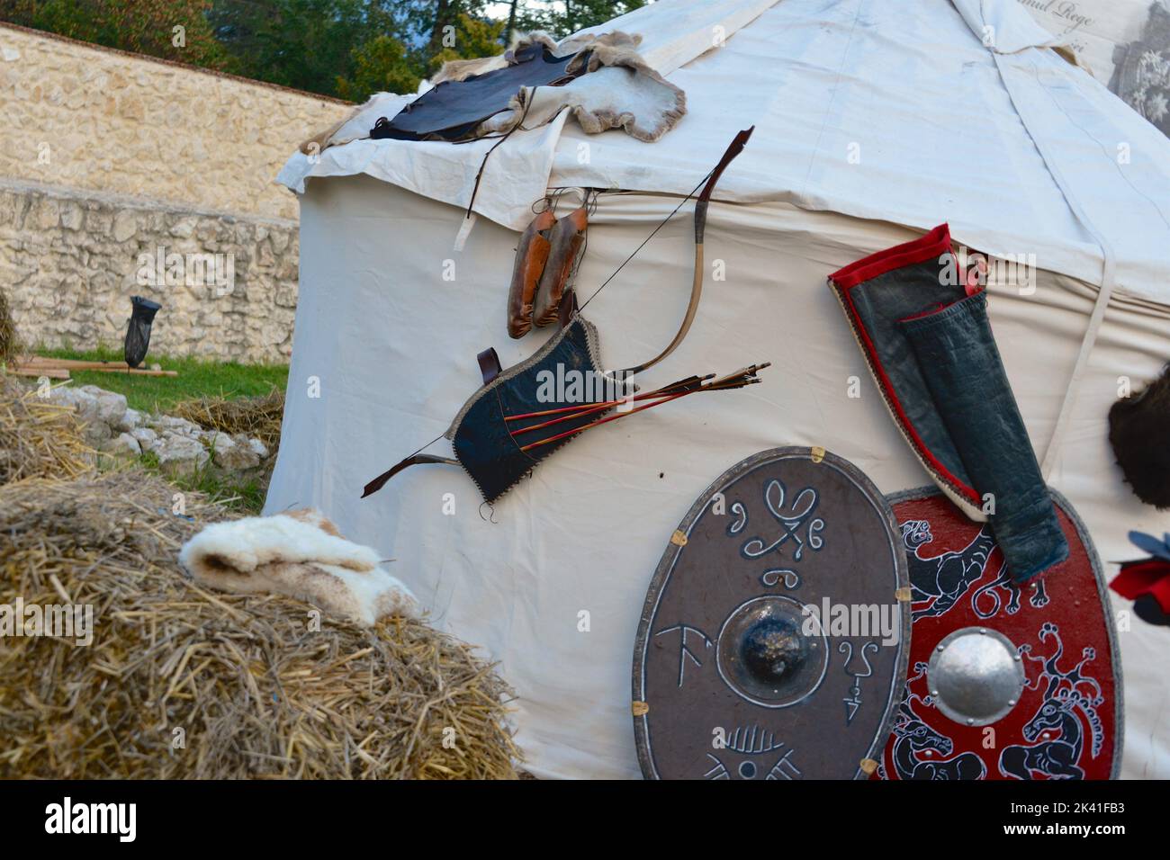 Medieval archer long bow with arrows and quiver Stock Photo - Alamy
