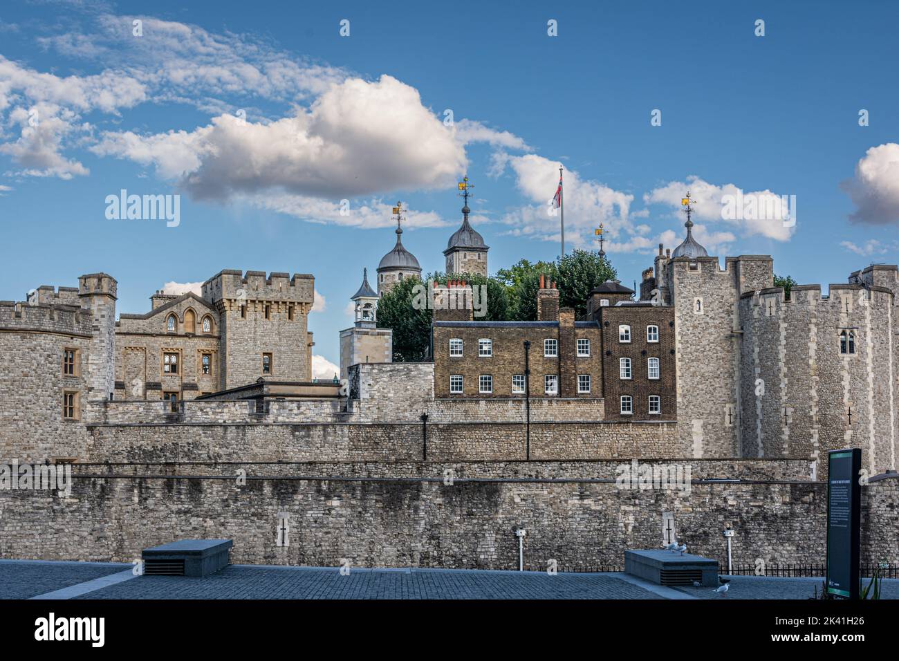 Beefeaters tower of london 2022 hi-res stock photography and images - Alamy