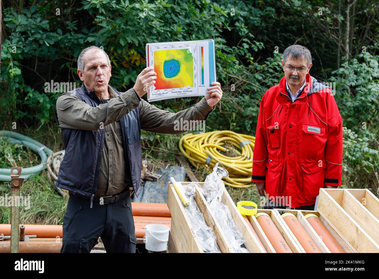 Selb, Germany. 29th Sep, 2022. Geologist Roland Eichhorn (l) from the ...