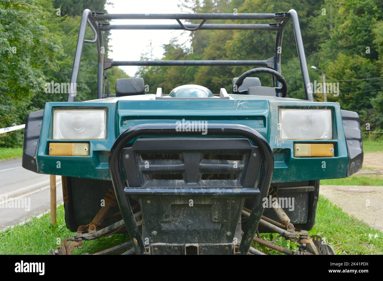Abandoned car without wheels Stock Photo - Alamy