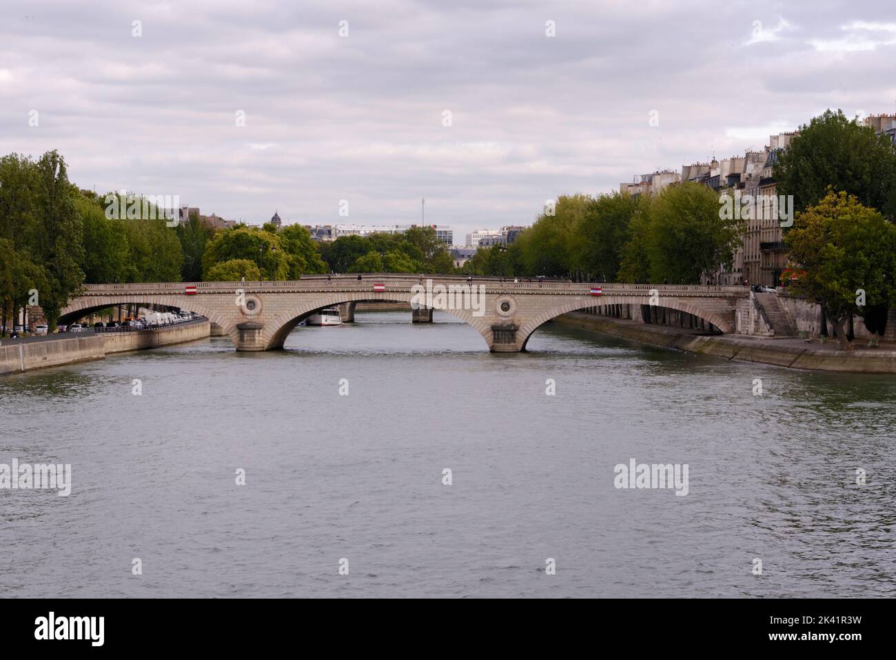 Seine bridges history historical hi-res stock photography and images ...