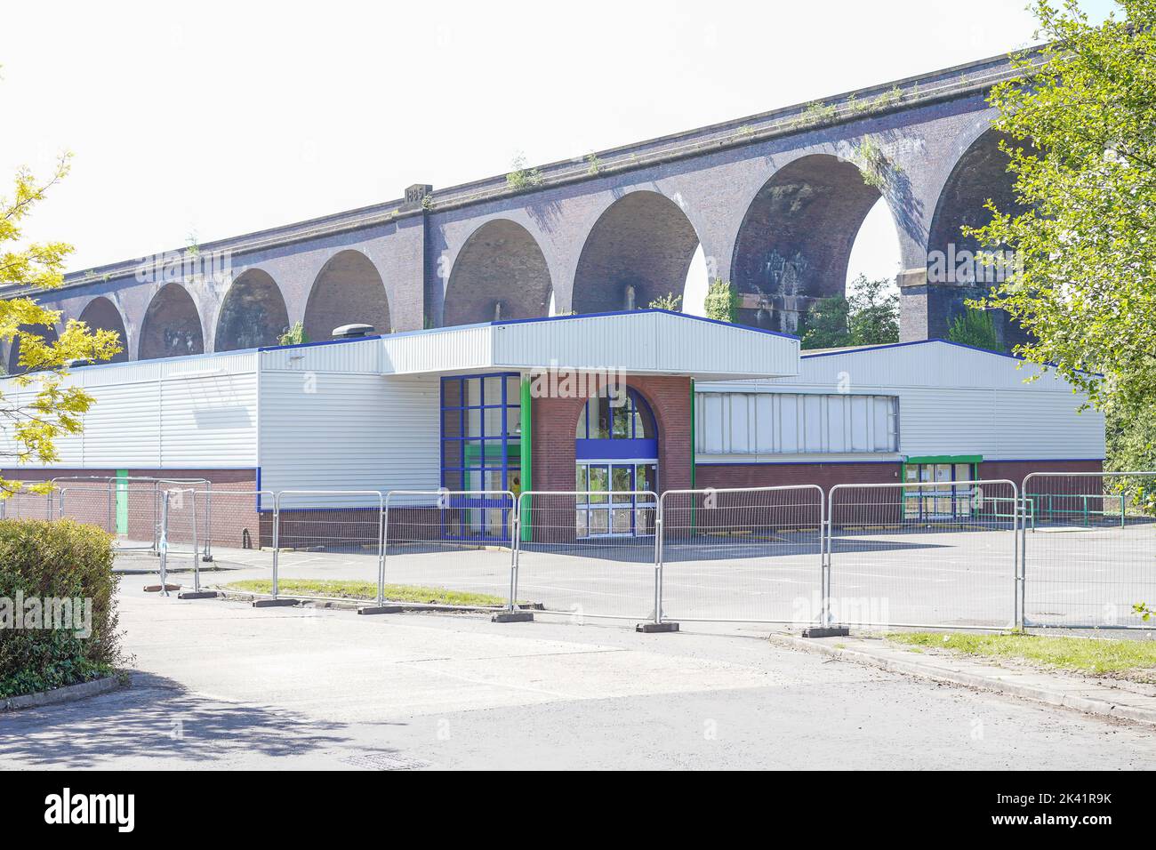 Disused warehouse hi-res stock photography and images - Alamy