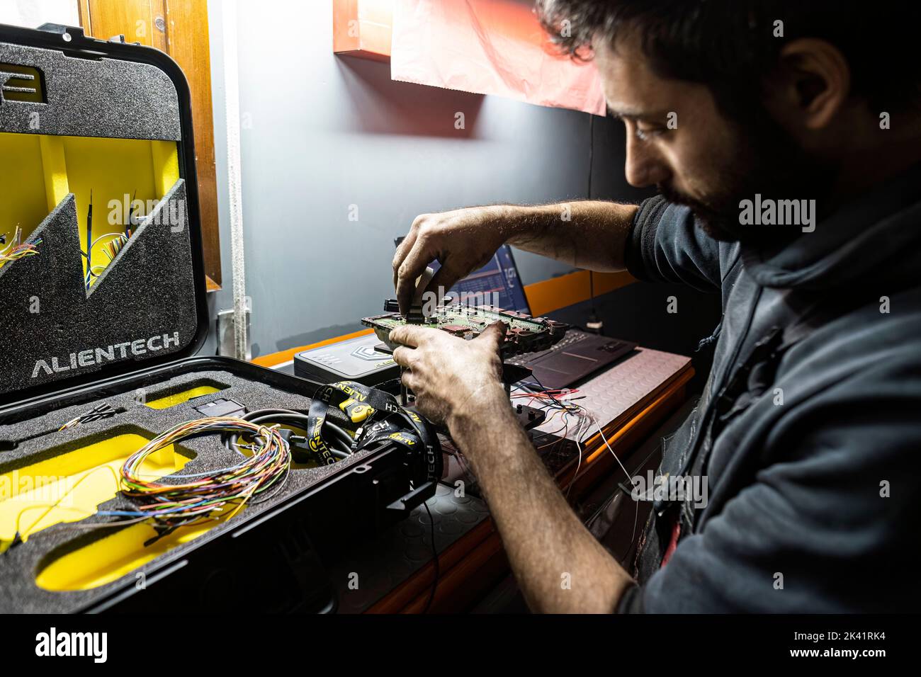 Rome, Italy 29 september 2022: Mechanic performs car ecu remapping ...