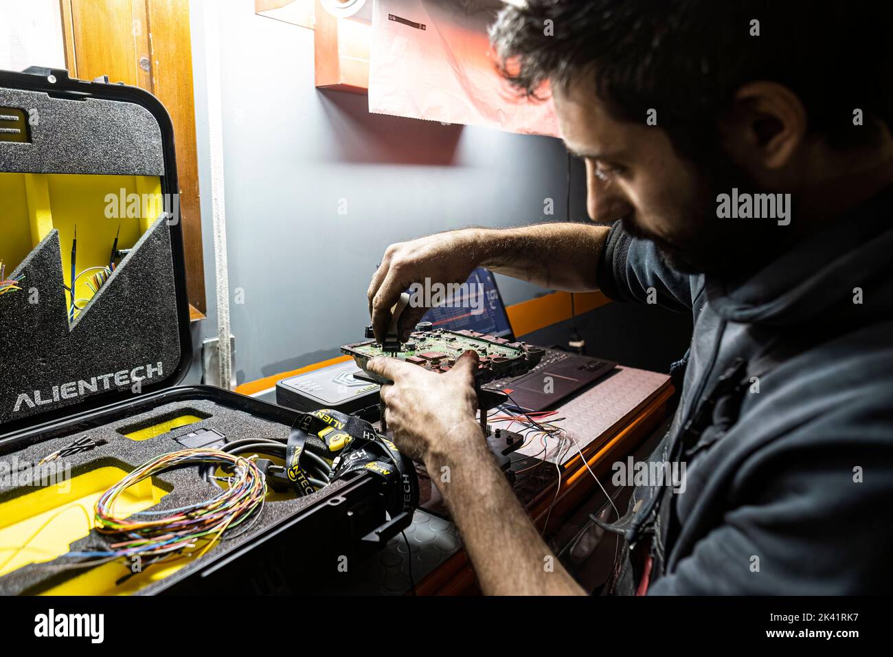 Rome, Italy 29 september 2022: Mechanic performs car ecu remapping ...