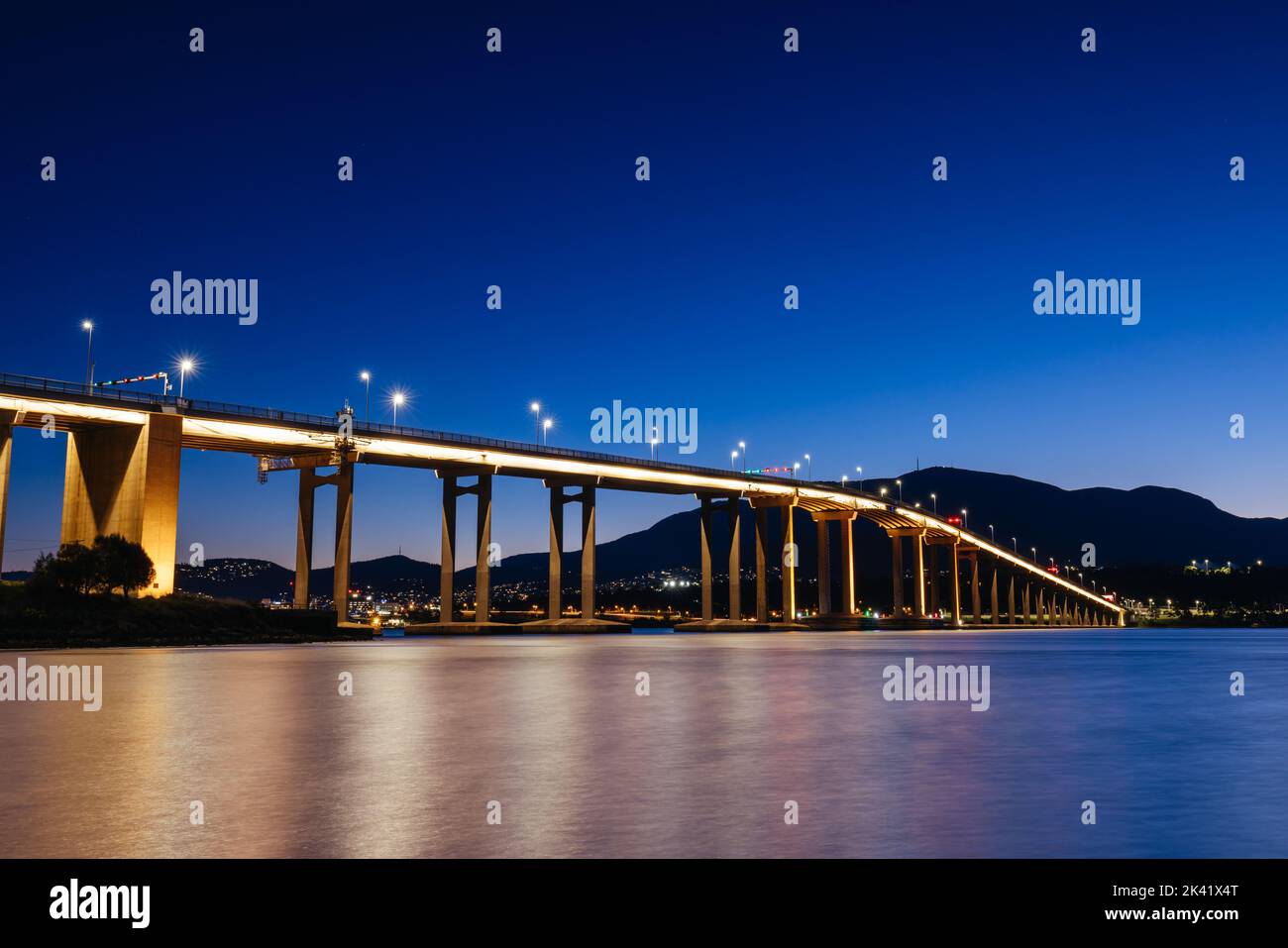 Hobart tasmania waterfront night hi-res stock photography and images ...