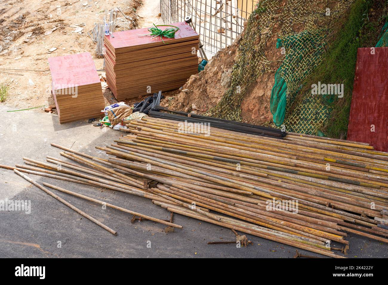 Steel pipes and planks on a construction site Stock Photo - Alamy
