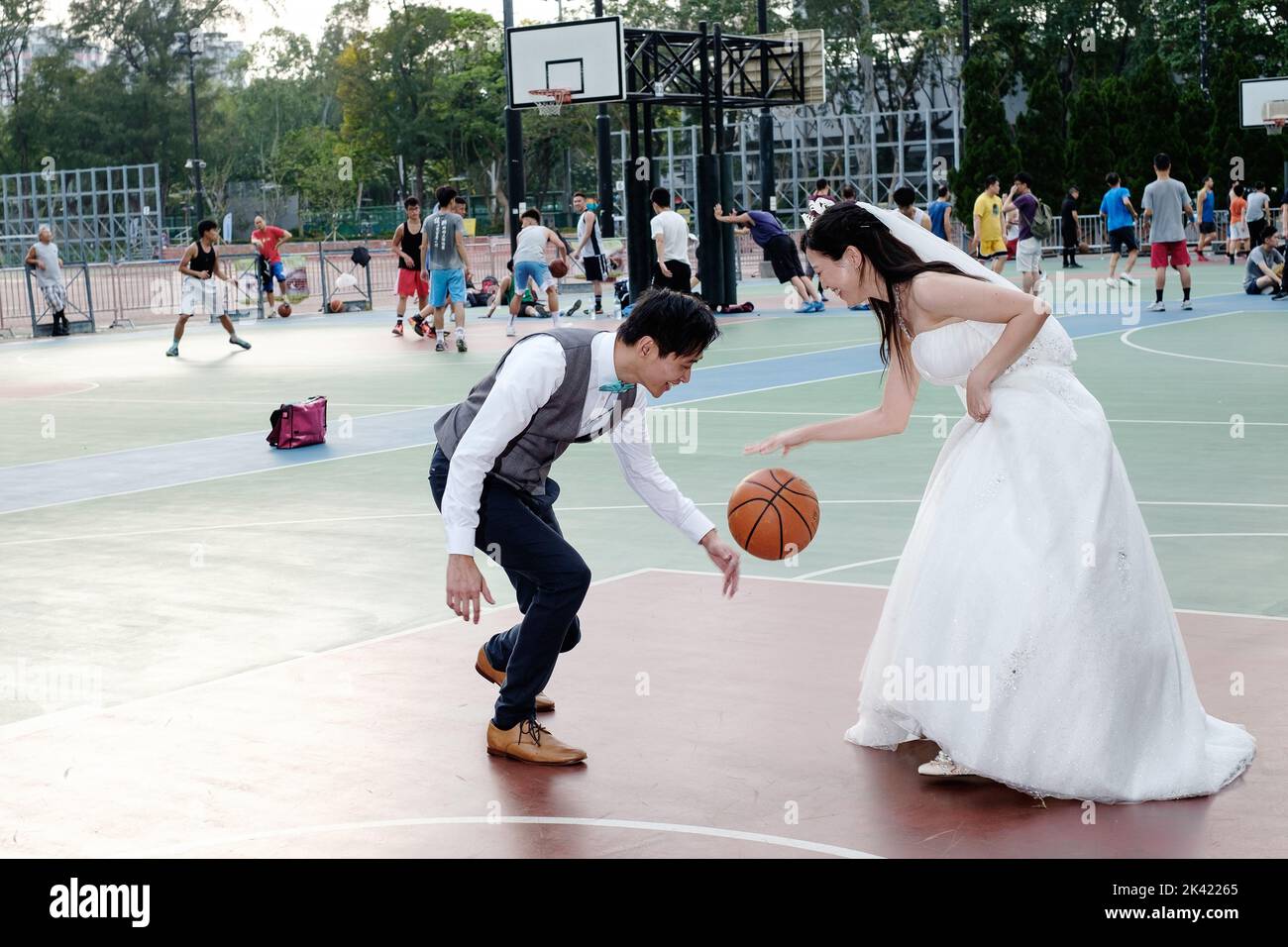 Bride and groom play basketball Stock Photo - Alamy