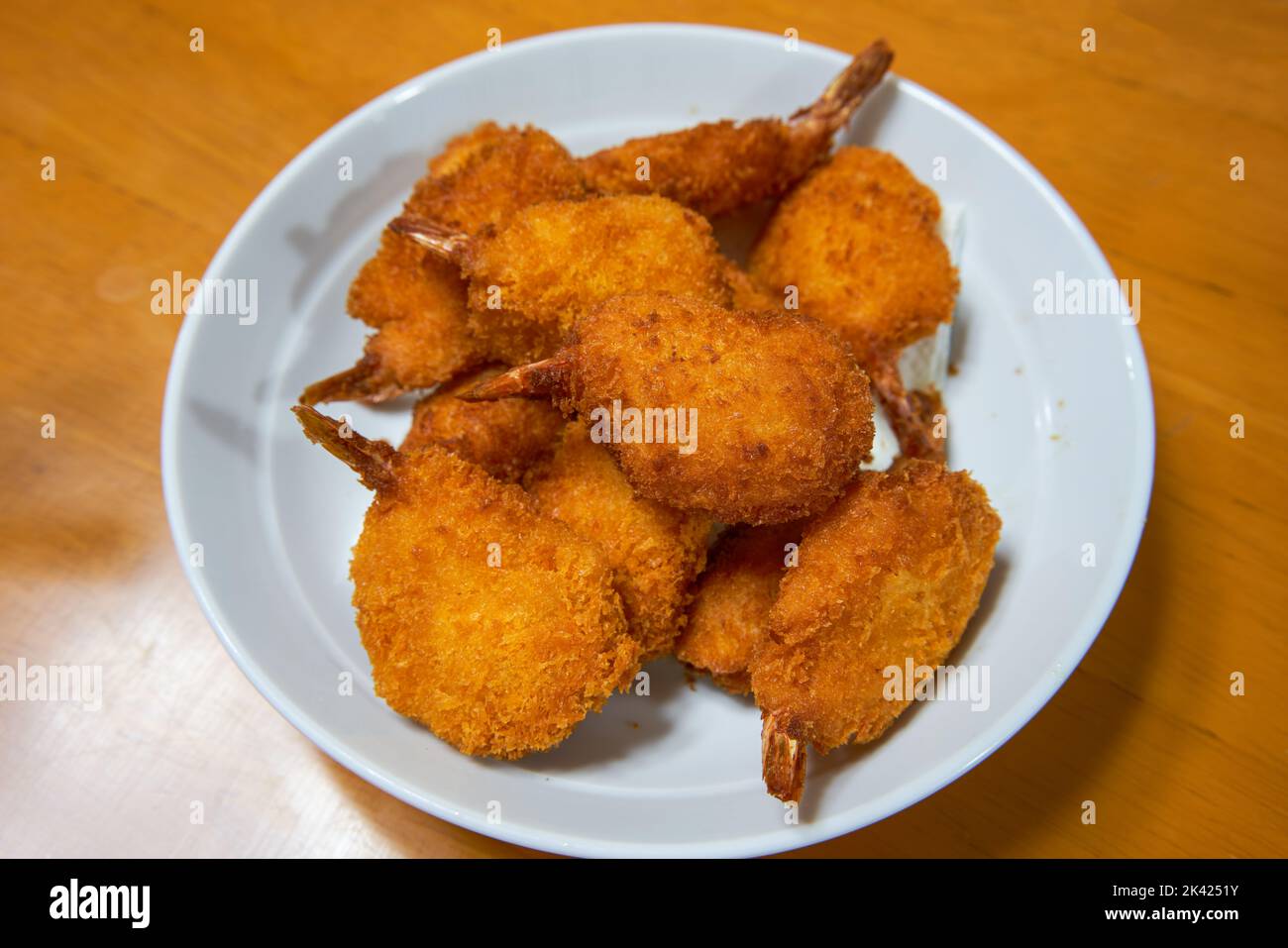 A plate of golden crispy fried butterfly prawns Stock Photo - Alamy