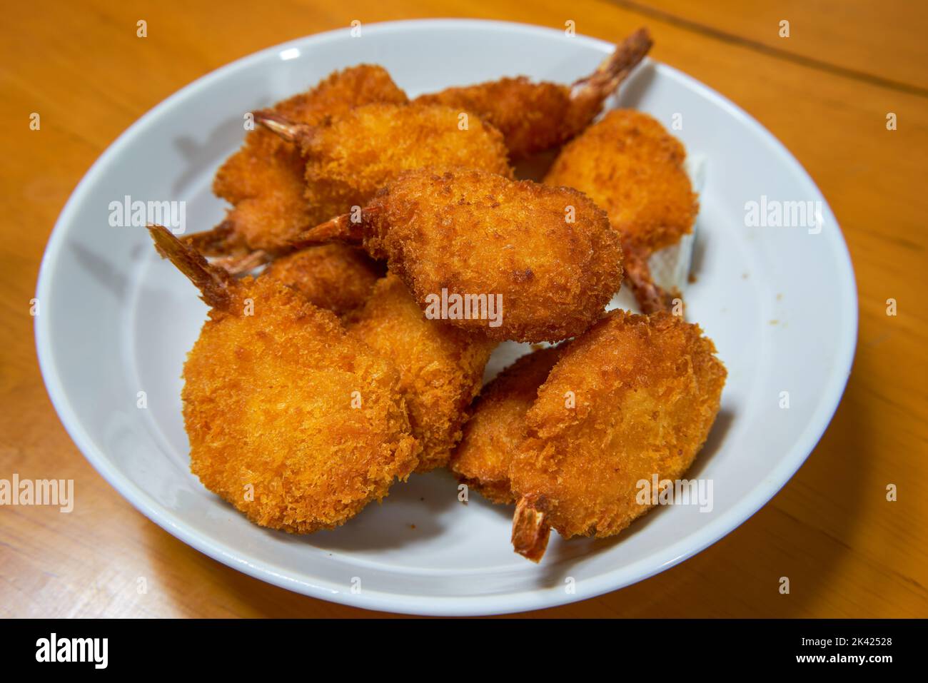 A plate of golden crispy fried butterfly prawns Stock Photo - Alamy
