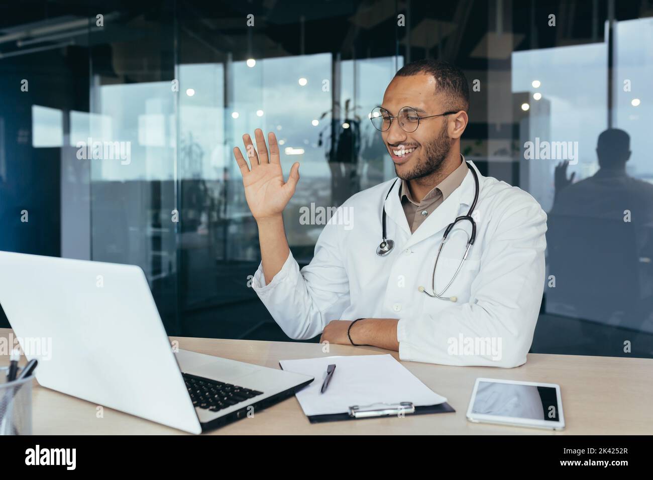 Happy Doctor Computer