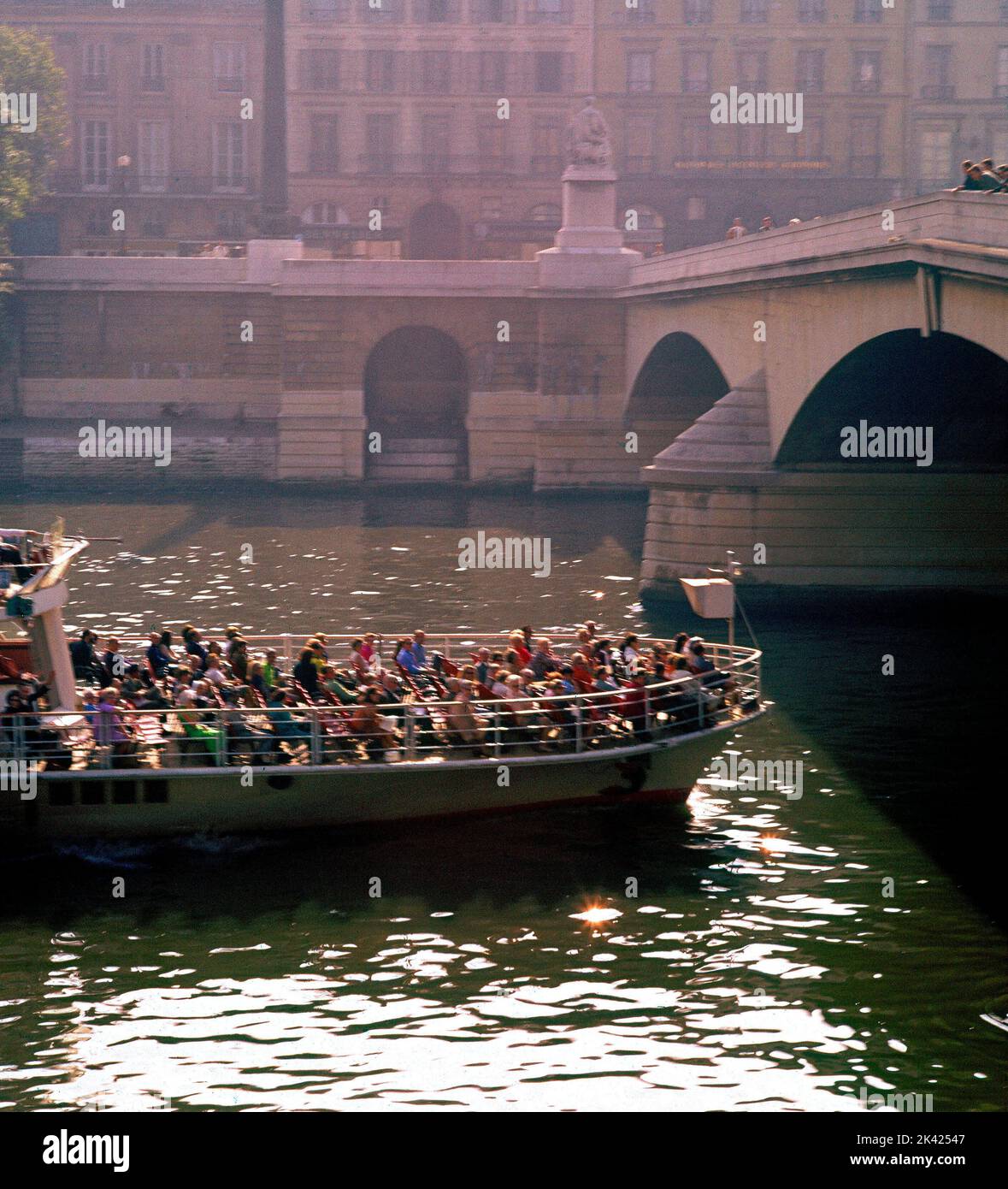 RIO SENA-BARCA DE TURISTAS - FOTO AÑOS 60. Location: EXTERIOR. France ...