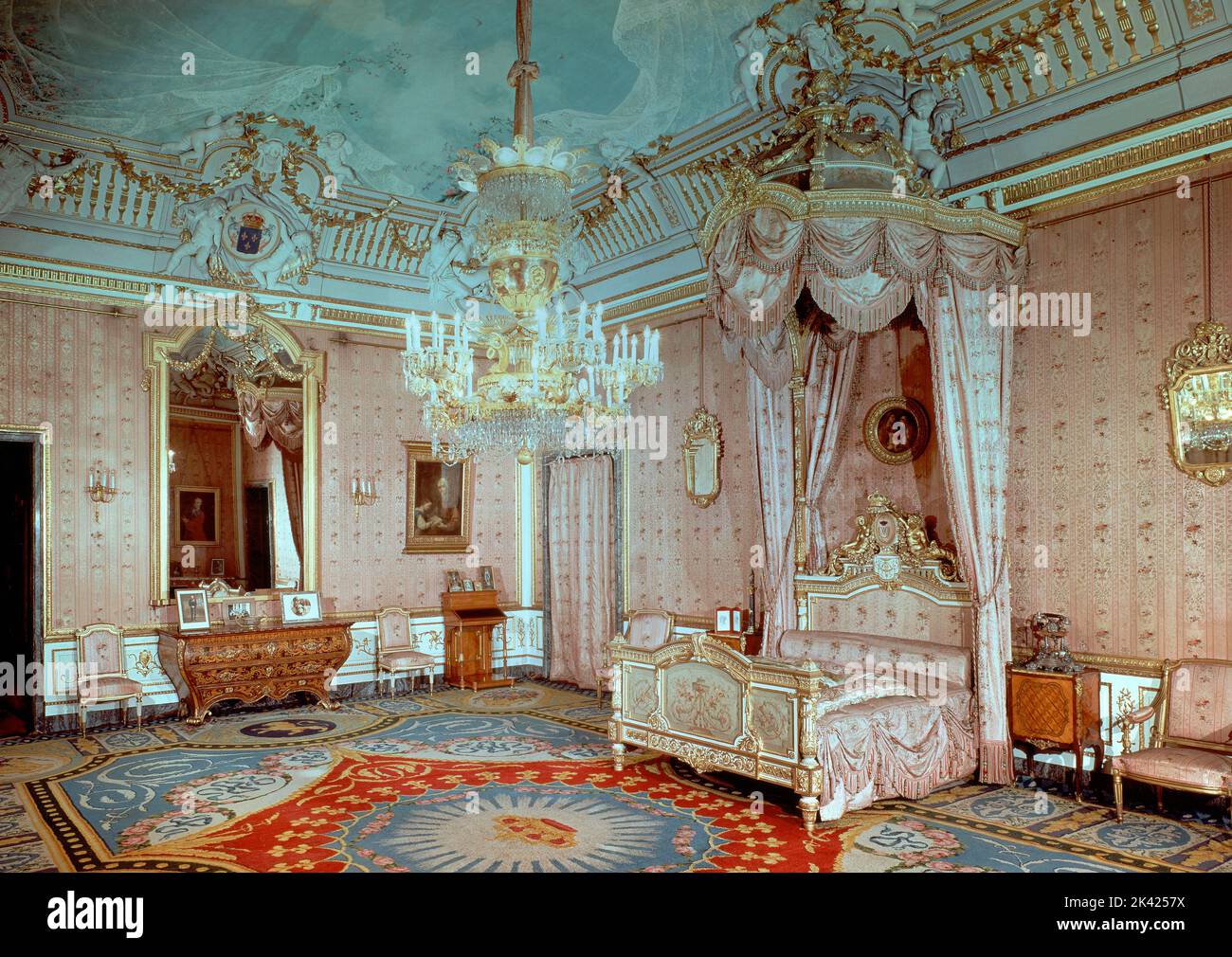 DORMITORIO DE LA REINA VICTORIA EUGENIA EN EL PALACIO REAL DE MADRID ...