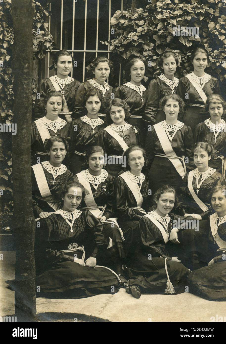 Female school class photo, Italy 1910s Stock Photo - Alamy