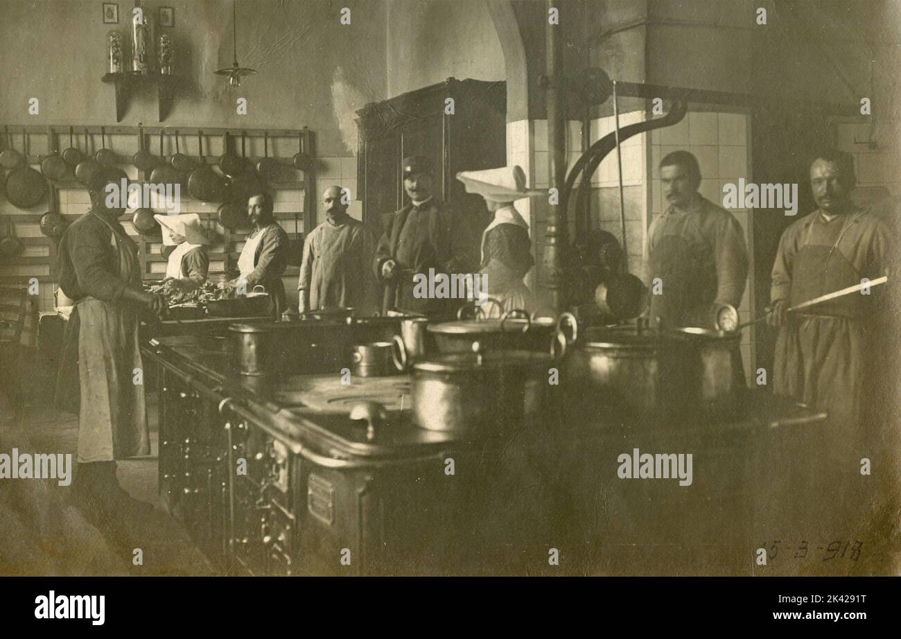 Nuns cooking hi-res stock photography and images - Alamy