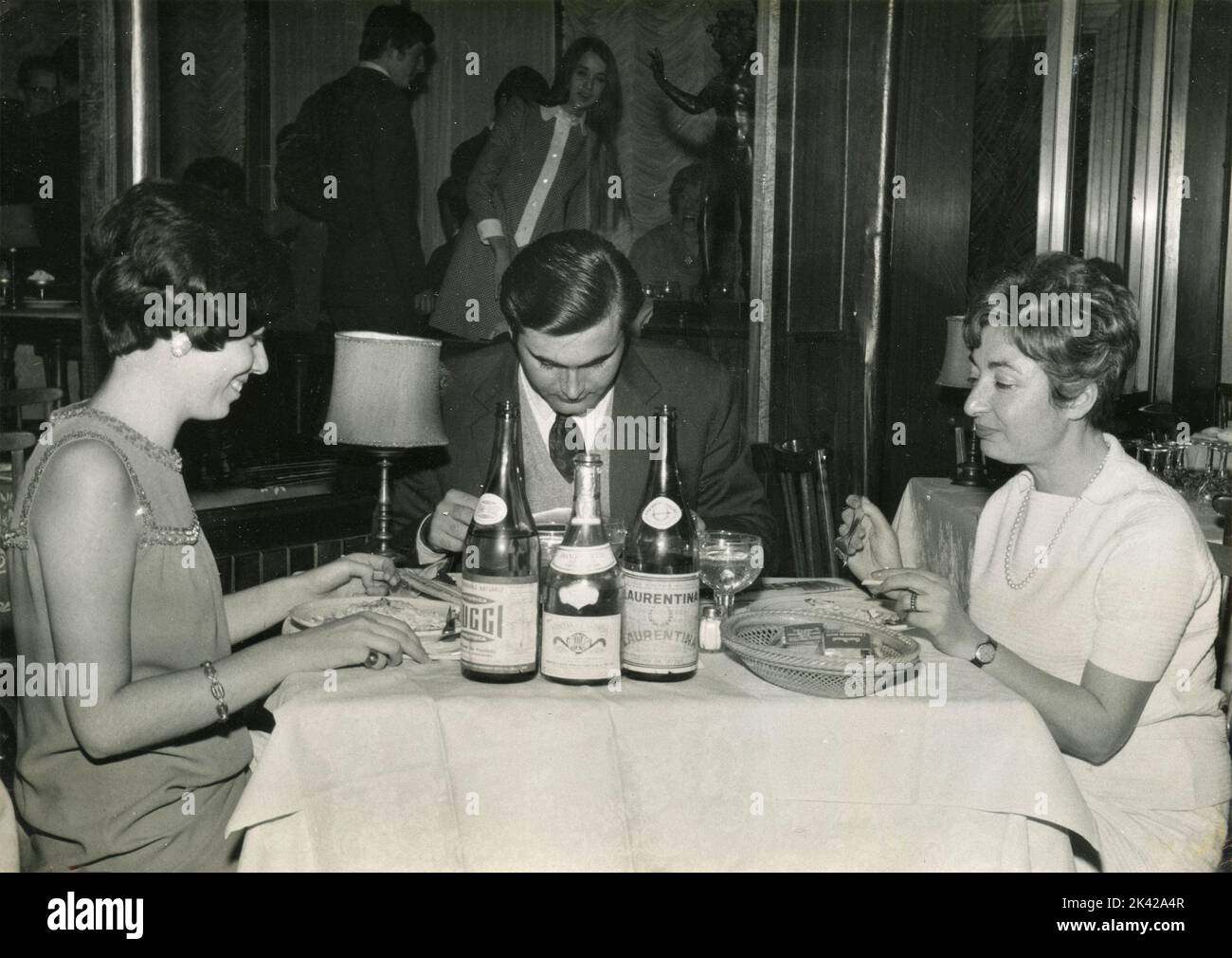 1960s women hi-res stock photography and images - Alamy