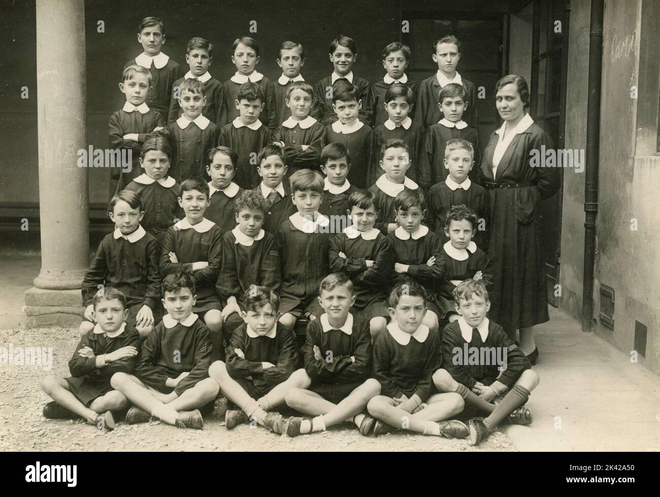 Traditional class photo of the pupils with apron and the teacher, Italy ...