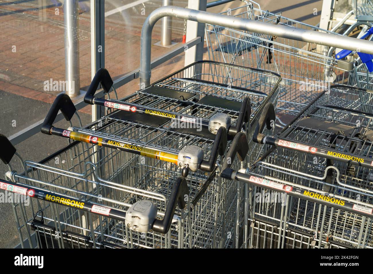 Supermarket uk trolley hi-res stock photography and images - Alamy