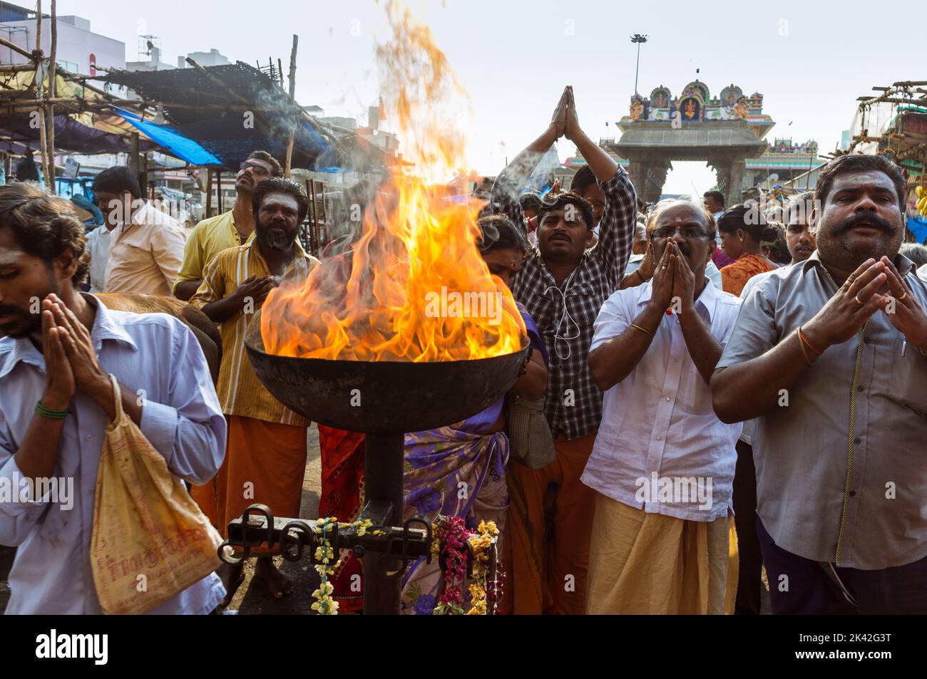 Tiruvannamalai, Tamil Nadu, India : Devotees pray outside Annamalaiyar ...